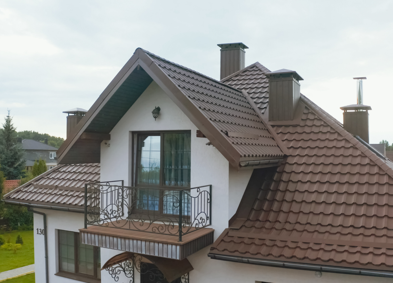 Plechová strecha: Všetko, čo o nej potrebujete vedieť | Modrastrecha.sk