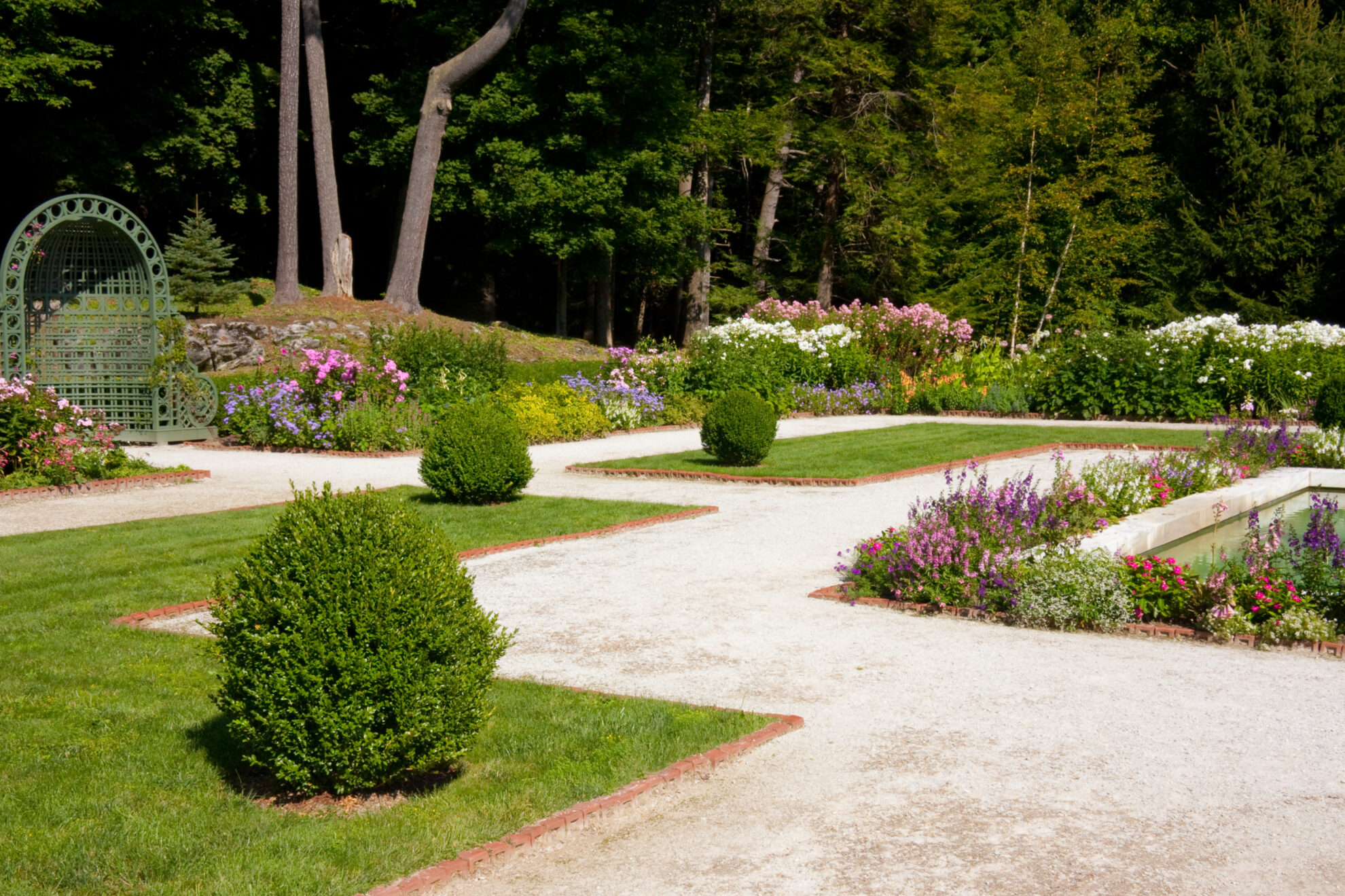 Mlatový chodník: Unikátny prvok záhradnej architektúry | Modrastrecha.sk